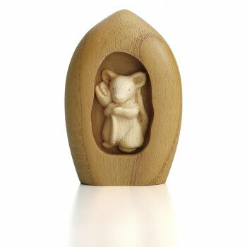 手のひらにころんと収まる、可愛らしいかたちのおまもりです。大切な人への贈りものにぴったりです。専用の袋が付属しています。【お手入れ方法と注意事項】※本製品は水分や熱を嫌います。温度・湿度の高いところや、直射日光の当たるところはお避けください...