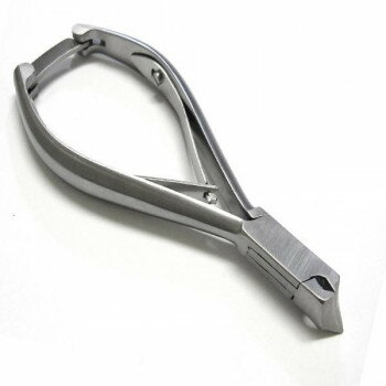 日本の熟練の職人が1本1本刃先を丹念に仕上げました。食い切りという刃先の形状で、爪に対し正面から刃先をあてがう事により、確実に爪をキャッチし、硬い爪も簡単に切ることができます。また、刃の幅を短めに設定。刃の手前と先端の両方でカット出来る為、...