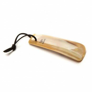 水牛の角を使用した靴べら。ナチュラルで美しい風合いです。※天然の水牛の角を削り出して作るため模様は商品写真と異なります。サイズ約12×4cm個装サイズ：12×4×2cm重量個装重量：50g素材・材質水牛角生産国イギリスfk094igrjs