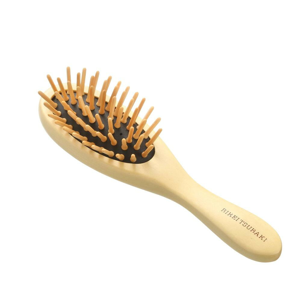 伊豆利島の一番しぼり椿油を染み込ませたヘアブラシです。サイズ全長:17cm個装サイズ：20.1×5.0×3.5cm重量個装重量：37g素材・材質ハンドル:つげピン:つげ、極泊クッション:エラストマー生産国日本ツヤ感あふれる麗しヘアーへ。※モ...