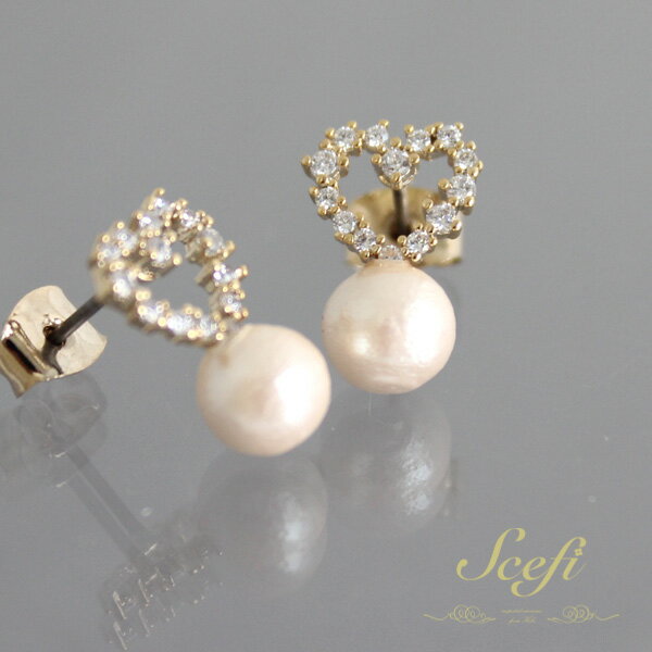 【※】大変申し訳ございませんが、当店ではお客様ご都合による商品交換・返品はお受けしておりません。 小さなコットンパールとハートモチーフのデザインが可愛いピアスです。ハート型に並んだガラスストーンがさり気なく煌めき華やかな印象に。耳たぶにおさ...