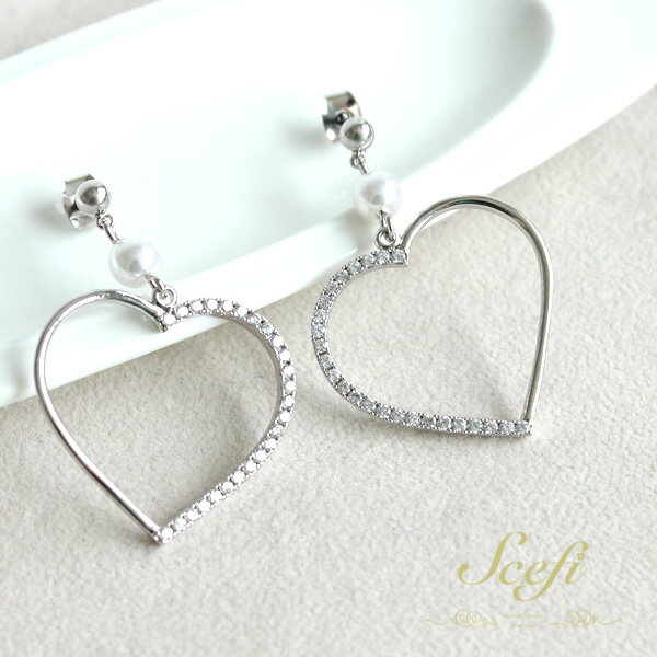 【※】大変申し訳ございませんが、当店ではお客様ご都合による商品交換・返品はお受けしておりません。 細めのハートラインの半分にキュービックジルコニアを並べた繊細なデザインのピアスです。耳元で揺れてさり気なく輝きます。存在感のある大きさですが華...