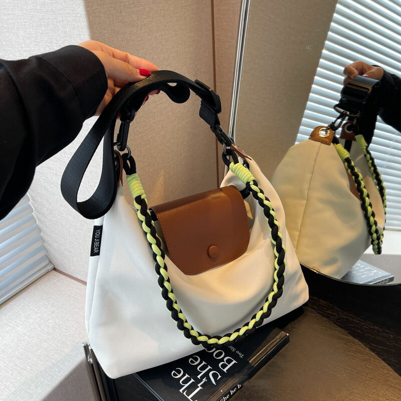 商品説明 商品名 ショルダーバッグ・メッセンジャーバッグ 素材 帆布 サイズ 高さ25cm/幅33cm/奥行12cm&nbsp; 注意事項 ●パッケージ開封時に接着剤や表面加工剤など薬剤の臭いが発生する場合がございます。製品品質上は問題ござ...