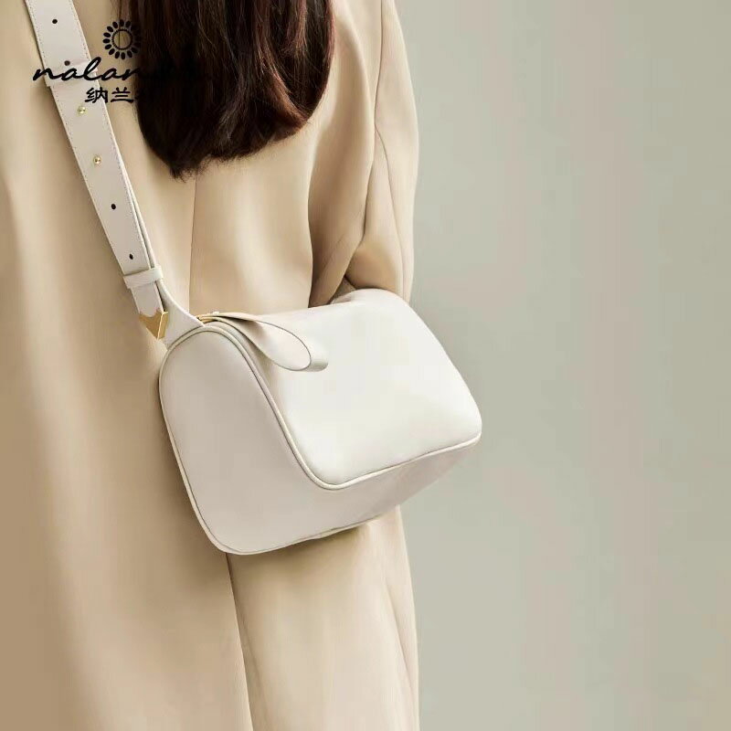 商品説明 商品名 ショルダーバッグ・メッセンジャーバッグ 素材 PU サイズ 高さ16cm/幅28.5cm/奥行10.5cm&nbsp; 注意事項 ●パッケージ開封時に接着剤や表面加工剤など薬剤の臭いが発生する場合がございます。製品品質上は...