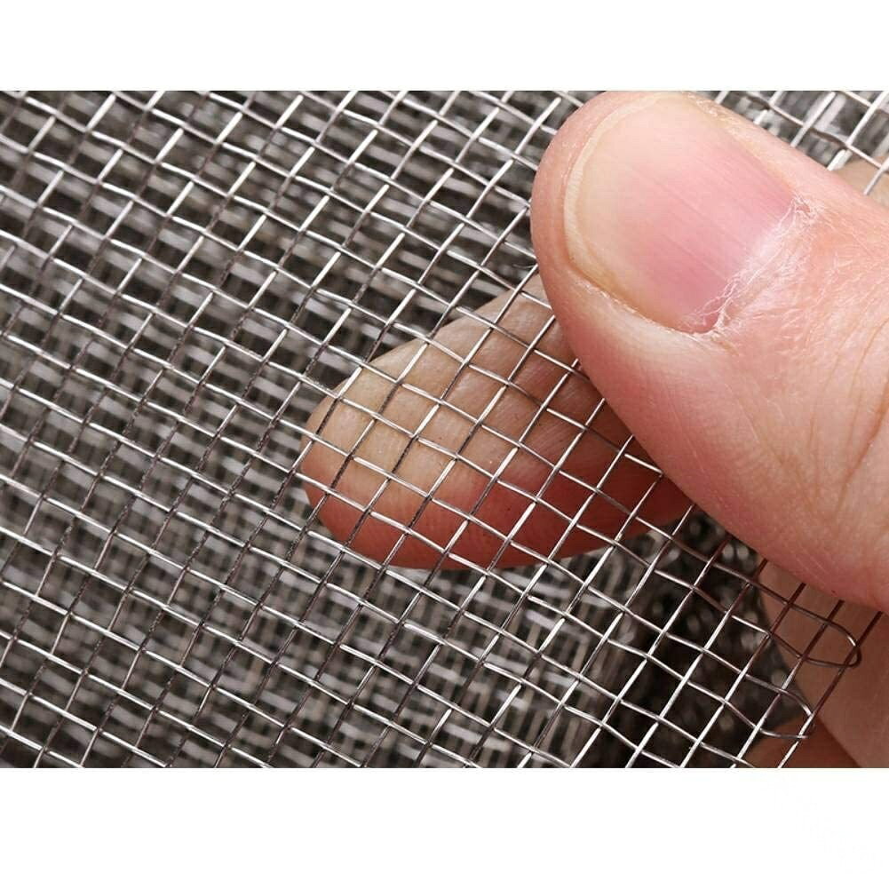 この商品について【高硬度&耐高温】 高硬度の304Lステンレス鋼を利用し、硬度を強化します。800℃の高温にも耐えられ、耐高温性能も抜群です【サイズ】10メッシュ 線径0.3mm 網目2.3mm 幅1000x巻1000mm【耐久性】 ステン...