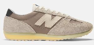 ■ 商品説明 471は、70年代のランニングシューズの伝統を、当時のビジュアルシグネチャーを再解釈し、日常使いに最適な一足へと昇華させました。洗練されたロープロファイル、ウェッジシェイプのEVAミッドソール、ヘリンボーンアウトソールは、お馴...