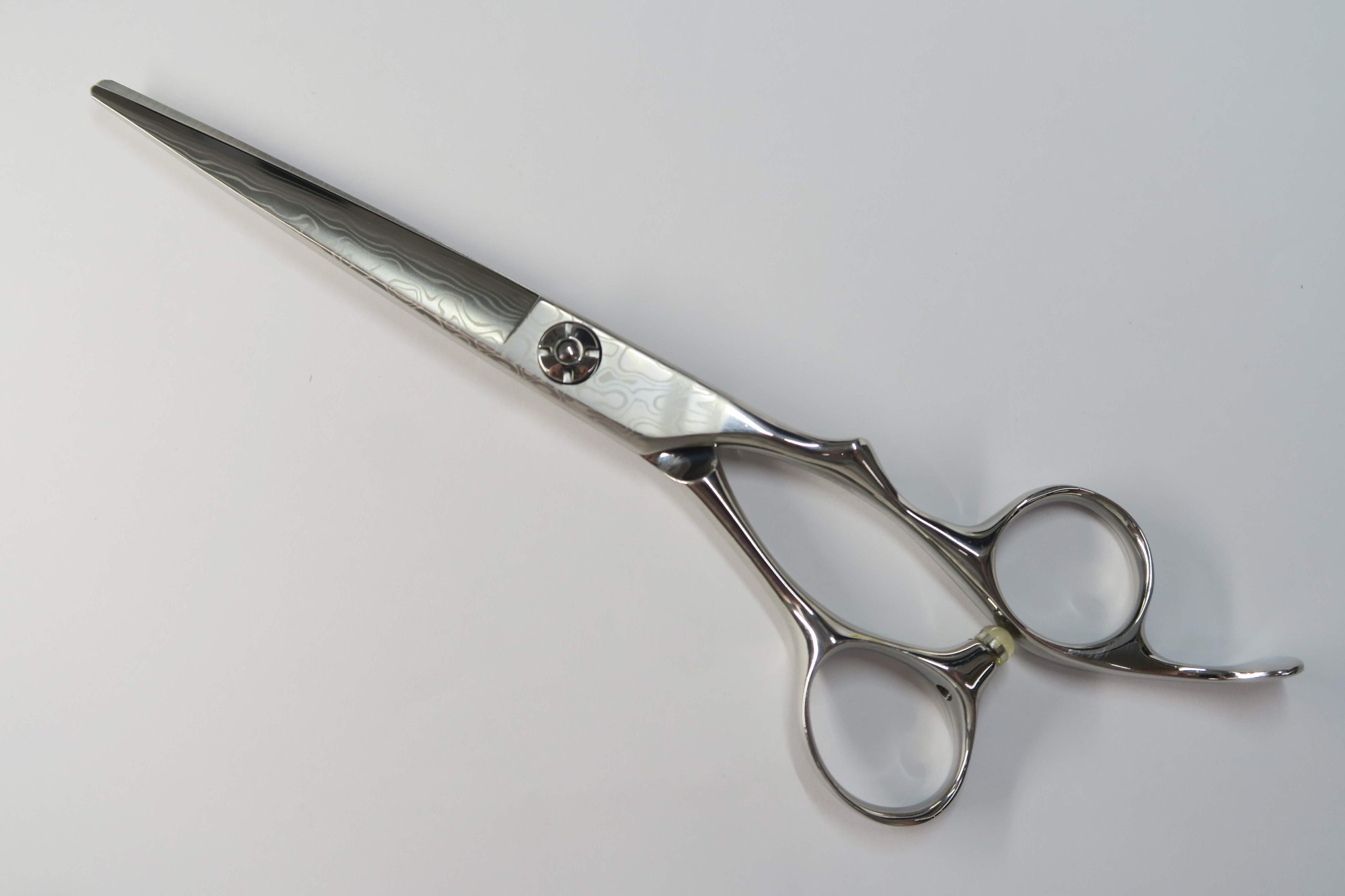 商品情報メーカーPRIMERD プリマード型番Parallel P 60 パラレル商品管理番号H-9894利き手 右利きはさみのタイプシザーハンドル3Dハンドルインチ数6.0重量(g)54.5カット率 % (約の数値)状態ランクA切れ味目安...