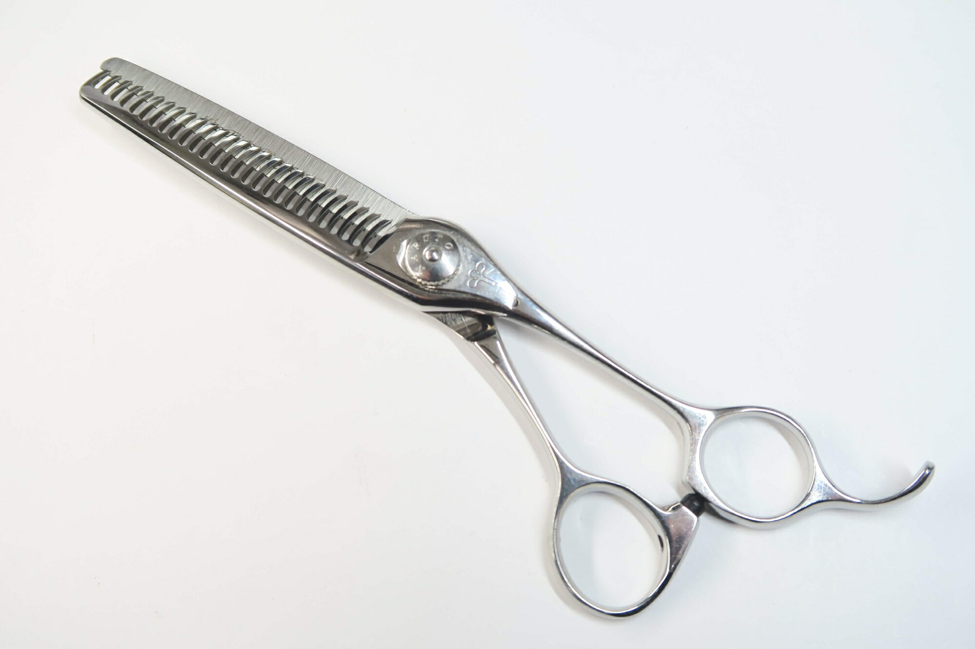 商品情報メーカーナルトシザー naruto scissors型番三梳きヘネシーリスハンドS27商品管理番号H-10613利き手 右利きはさみのタイプセニングハンドルオフセットインチ数6.2重量(g)54.5カット率 % (約の数値)25-3...