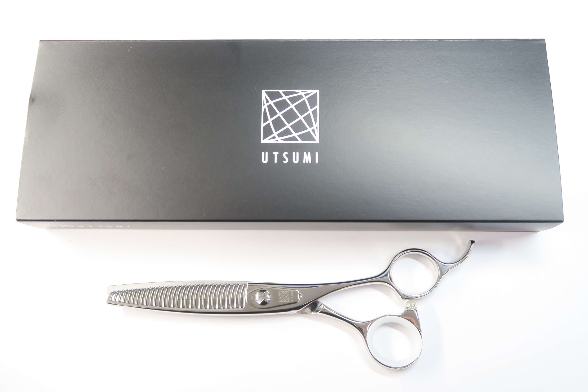 商品情報メーカーUTSUMI ウツミ 内海型番OF30商品管理番号G-1633利き手 右利きはさみのタイプセニングハンドルオフセットインチ数6.0重量(g)59.0カット率 % (約の数値)35状態ランクS切れ味目安としてティッシュを問題な...