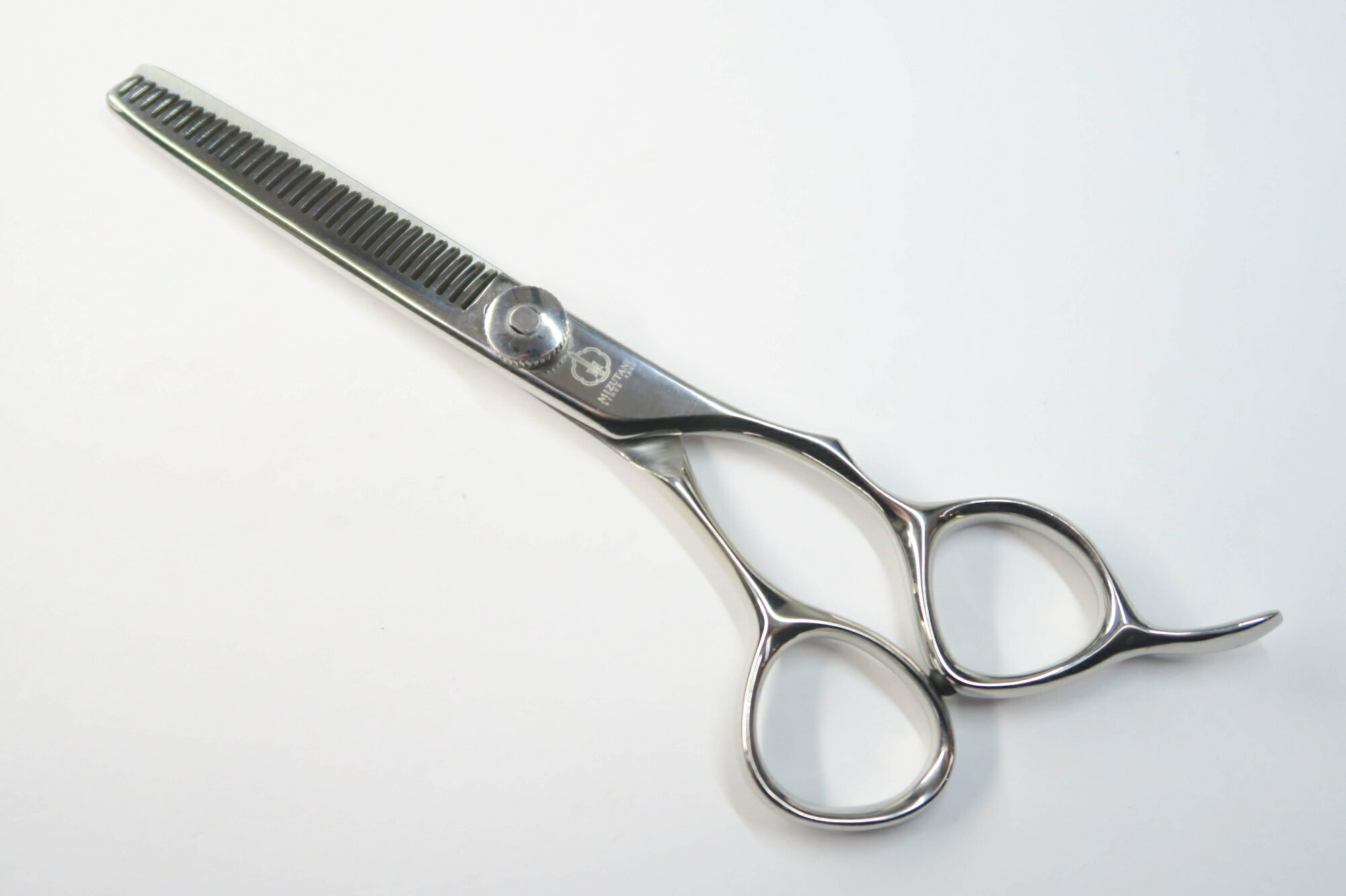 商品情報メーカーMIZUTANI SCISSORS ミズタニシザーズ型番商品管理番号H-11171利き手 右利きはさみのタイプセニングハンドルオフセットインチ数5.8重量(g)47.5カット率 % (約の数値)20-30状態ランクC切れ味買...
