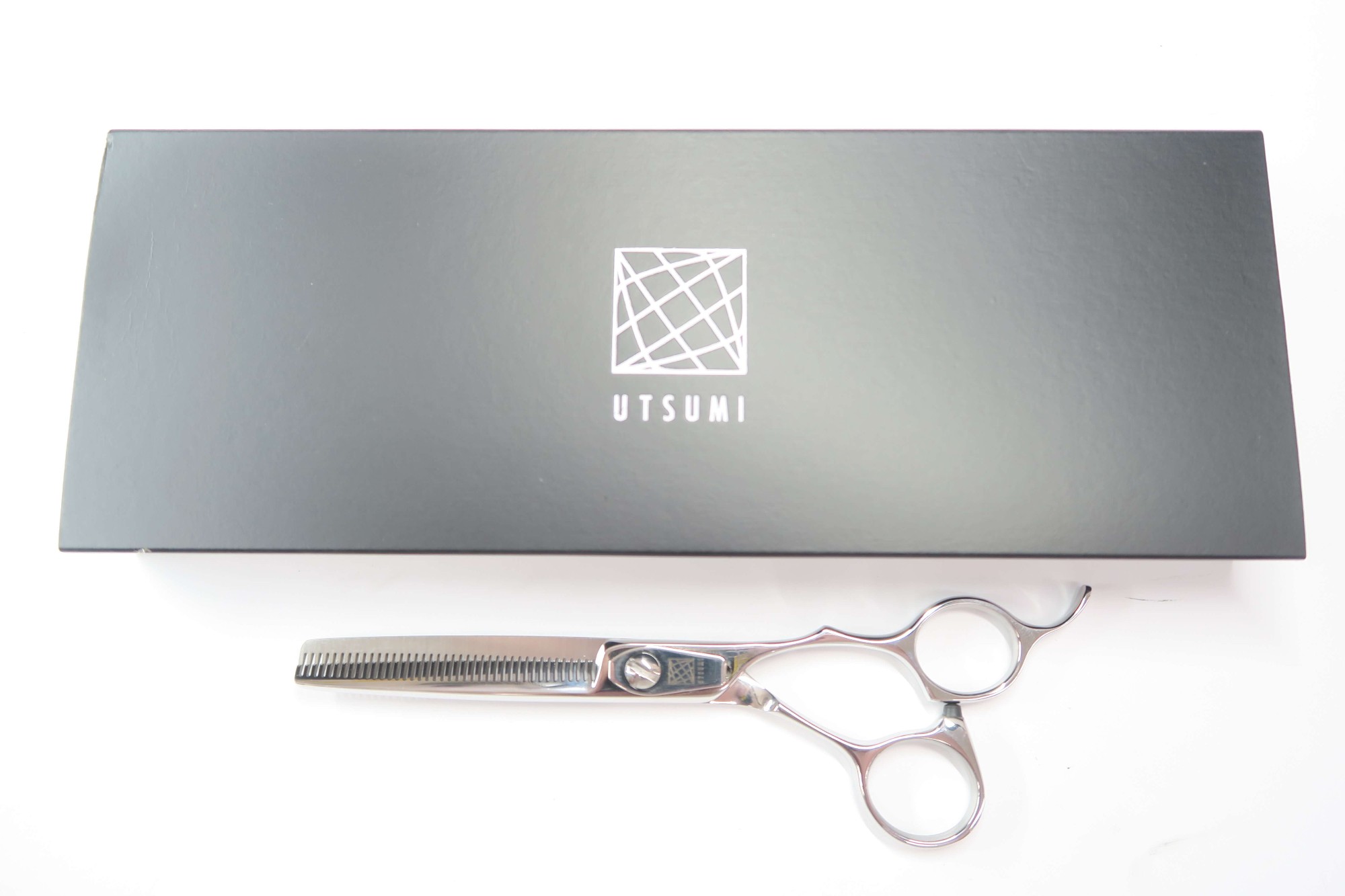 商品情報メーカーUTSUMI ウツミ 内海型番WT60/40C商品管理番号G-1801利き手 右利きはさみのタイプセニングハンドルオフセットインチ数6.0重量(g)50.0カット率 % (約の数値)30状態ランクS切れ味目安としてティッシュ...