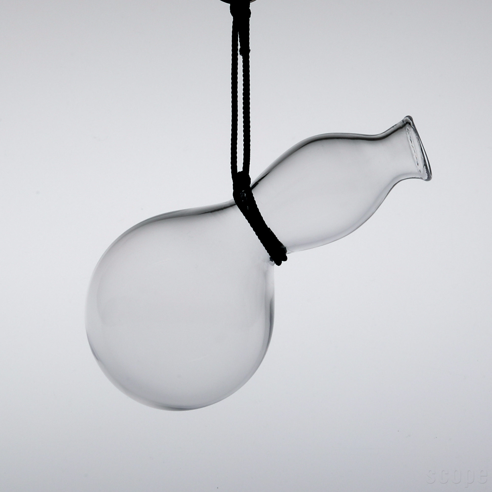 スペック 材質 ガラス、絹 寸法 W65×D63×H132mm （口径 23mm） / 75g 生産 Made in Japan 購入前に確認ください ・ （写真） こちらの商品は共通して以下の特徴があります。 ・気泡や黒点がガラス内部に含...