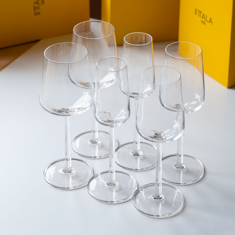 写真 : クリア iittala / Essence イッタラを代表するワイングラス、エッセンス。2001年、アルフレッド・ハベリによってデザインされたこのシリーズは、できるだけ少ない種類のグラスで、幅広いワインに対応するという考えから生ま...