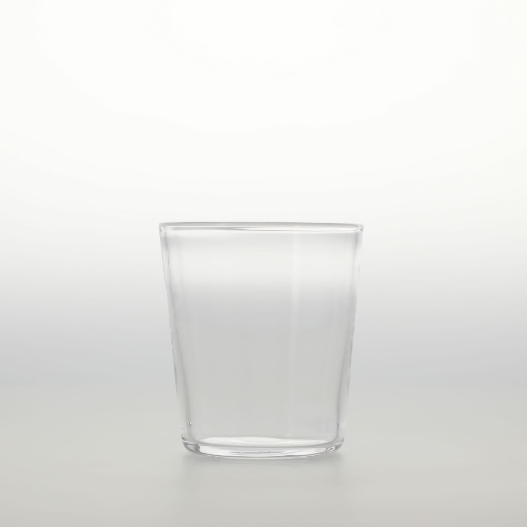 スペック 材質 ソーダガラス 容量 満水時 約270ml 寸法 φ81×H89mm / 166g 製造 fresco 生産国 日本（Made in Japan） 備考 刻印：fresco I.Råman 電子レンジ不可 / 食器洗浄機不可 ...