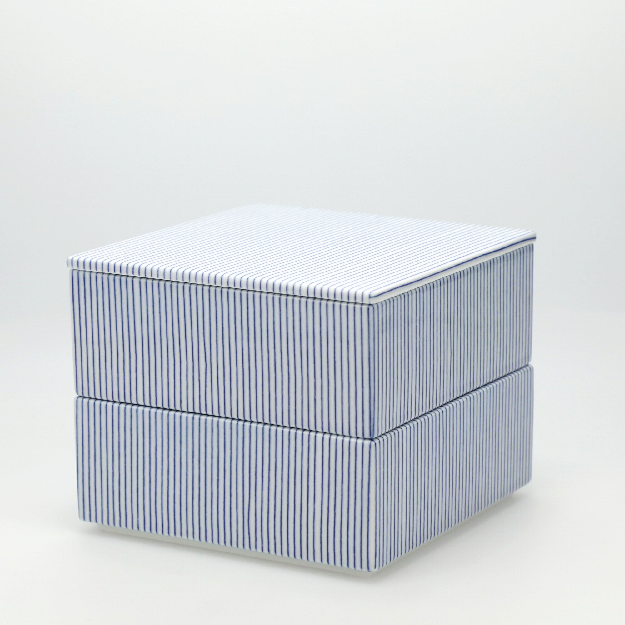 スペック 材質 磁器呉須は印判染付け 寸法 身（一段あたり）： 約W130×D130×H53mm（内寸：約W122×D122×H46mm）/ 約460g約W133×D133×H6mm / 約260g 生産 Made in Japan（産地：...