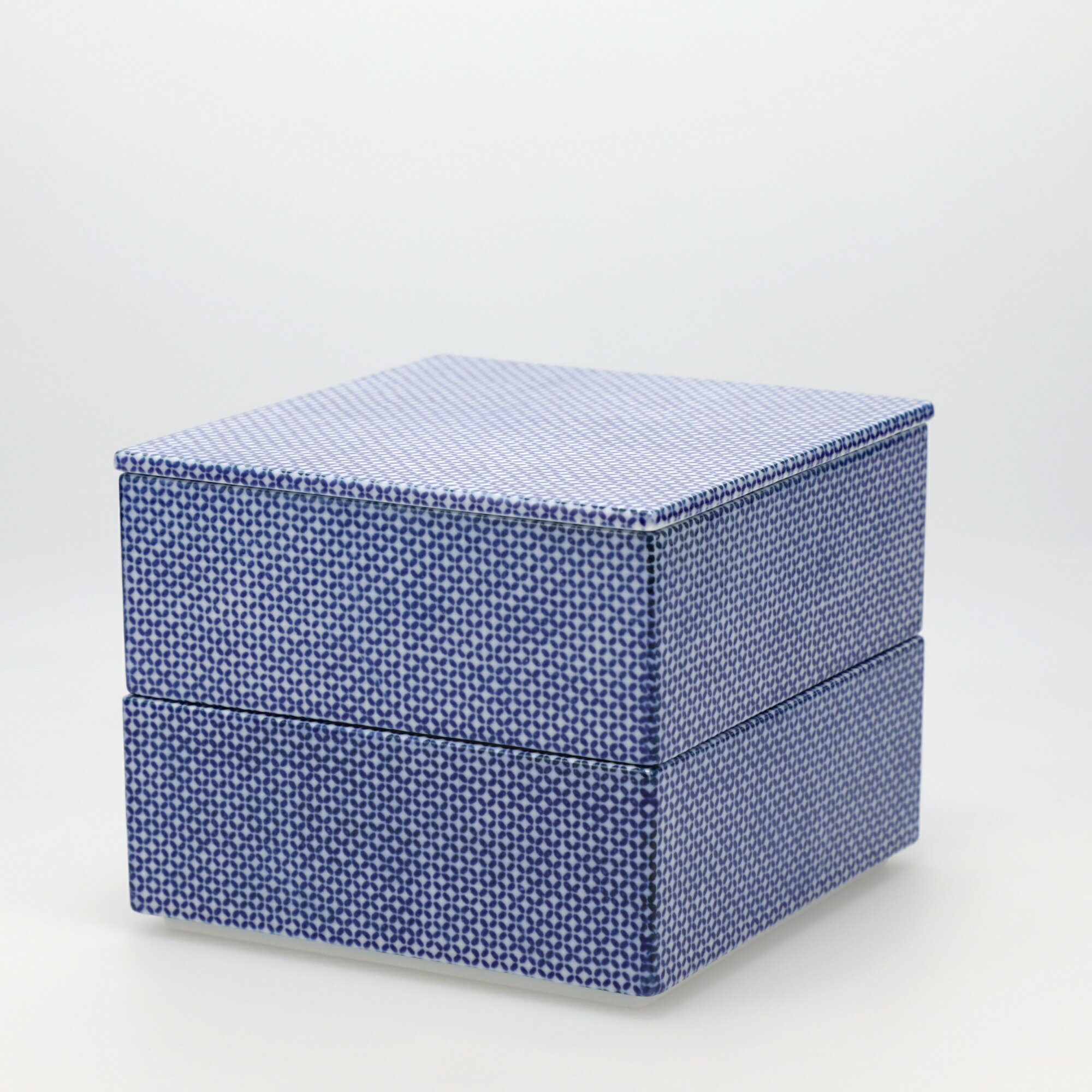 スペック 材質 磁器呉須は印判染付け 寸法 身（一段あたり）： 約W130×D130×H53mm（内寸：約W122×D122×H46mm）/ 約460g約W133×D133×H6mm / 約260g 生産 Made in Japan（産地：...