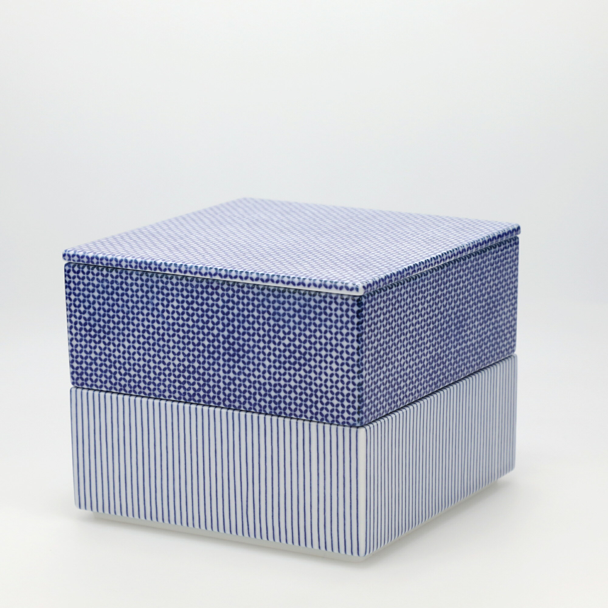 スペック 材質 磁器呉須は印判染付け 寸法 身（一段あたり）： 約W130×D130×H53mm（内寸：約W122×D122×H46mm）/ 約460g約W133×D133×H6mm / 約260g 生産 Made in Japan（産地：...