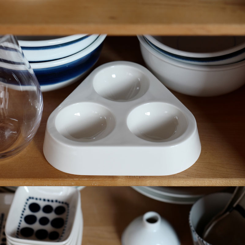 Scope / OVO（オヴォ） 日本の食卓でお馴染みの「三連皿」を、もっとスタイリッシュにしてみる。そんな考えから、ハッリ・コスキネンにデザインを依頼して生まれたスコープオリジナルのプロダクト「OVO（オヴォ）」。2000年代前半にあった...