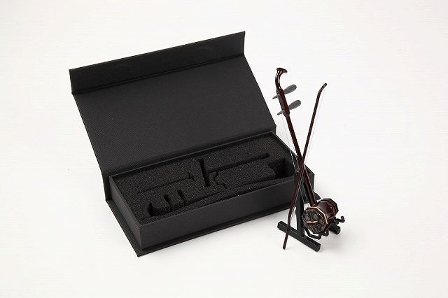 JANコード　4580229083078商品種別　ミニチュア楽器材質　木製サイズ　全長14cm付属品　ケース、スタンド付カラー　黒備考　音は鳴りません。黒いケースは同等品と変更になる事があります。