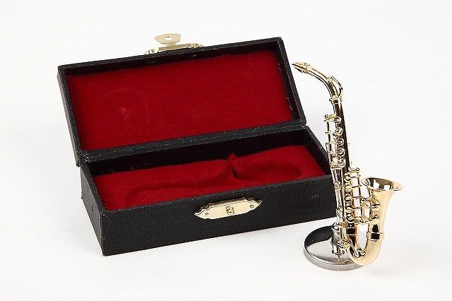 JANコード　4580229085324商品種別　ミニチュア楽器材質　金属製サイズ　全長9cm付属品　ケース、スタンド付カラー　ゴールド備考　音は鳴りません。黒いケースは同等品と変更になる事があります。