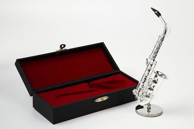 JANコード　4580229085331商品種別　ミニチュア楽器材質　金属製サイズ　全長16cm付属品　ケース、スタンド付カラー　シルバー備考　音は鳴りません。黒いケースは同等品と変更になる事があります。