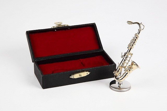 JANコード　4580229085393商品種別　ミニチュア楽器材質　金属製サイズ　全長8.5cm付属品　ケース、スタンド付カラー　ゴールド備考　音は鳴りません。黒いケースは同等品と変更になる事があります。