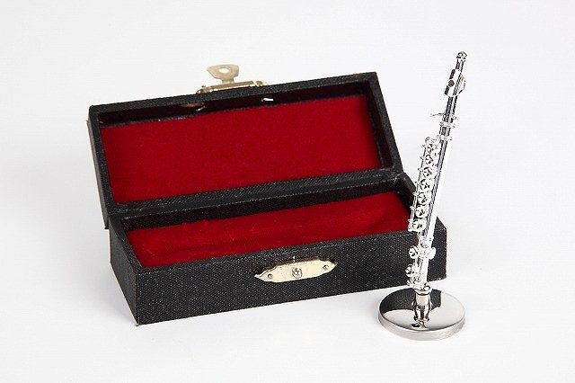 JANコード　4580229085447商品種別　ミニチュア楽器材質　金属製サイズ　全長7.5cm付属品　ケース、スタンド付カラー　シルバー備考　音は鳴りません。黒いケースは同等品と変更になる事があります。