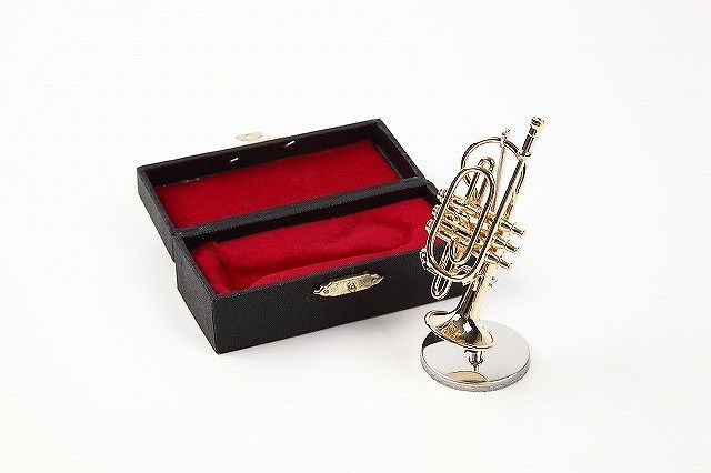 JANコード　4580229085676商品種別　ミニチュア楽器材質　金属製サイズ　全長9cm付属品　ケース、スタンド付カラー　ゴールド備考　音は鳴りません。黒いケースは同等品と変更になる事があります。