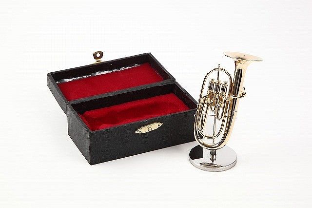 JANコード　4580229085768商品種別　ミニチュア楽器材質　金属製サイズ　全長10cm付属品　ケース、スタンド付カラー　ゴールド備考　音は鳴りません。黒いケースは同等品と変更になる事があります。