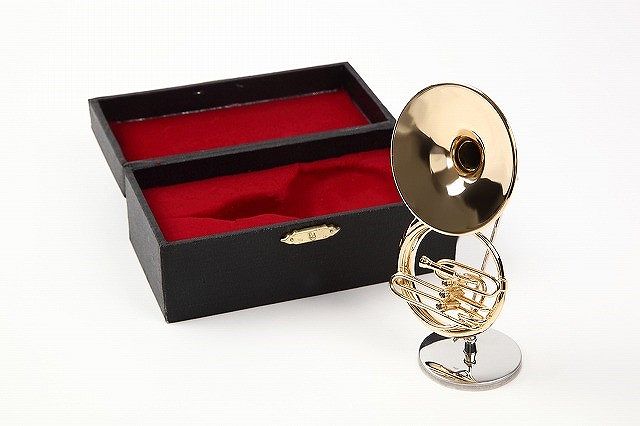 JANコード　4580229085799商品種別　ミニチュア楽器材質　金属製サイズ　全長14cm付属品　ケース、スタンド付カラー　ゴールド備考　音は鳴りません。黒いケースは同等品と変更になる事があります。