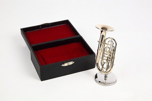JANコード　4580229085812商品種別　ミニチュア楽器材質　金属製サイズ　全長9cm付属品　ケース、スタンド付カラー　ゴールド備考　音は鳴りません。黒いケースは同等品と変更になる事があります。