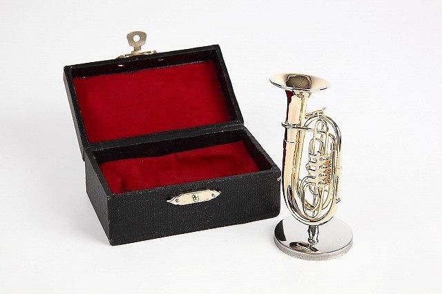 JANコード　4580229085829商品種別　ミニチュア楽器材質　金属製サイズ　全長7.5cm付属品　ケース、スタンド付カラー　ゴールド備考　音は鳴りません。黒いケースは同等品と変更になる事があります。