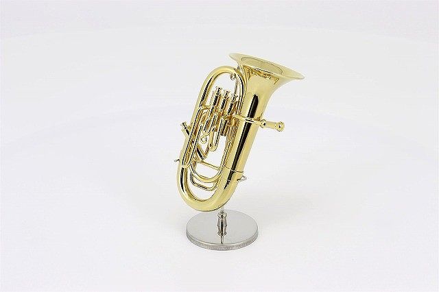 JANコード　4580229085836商品種別　ミニチュア楽器材質　金属製サイズ　全長10cm付属品　ケース、スタンド付カラー　ゴールド備考　音は鳴りません。黒いケースは同等品と変更になる事があります。