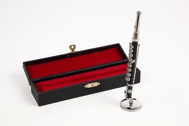 JANコード　4580229085843商品種別　ミニチュア楽器材質　プラスチック・金属サイズ　全長14cm付属品　ケース、スタンド付カラー　黒備考　音は鳴りません。黒いケースは同等品と変更になる事があります。