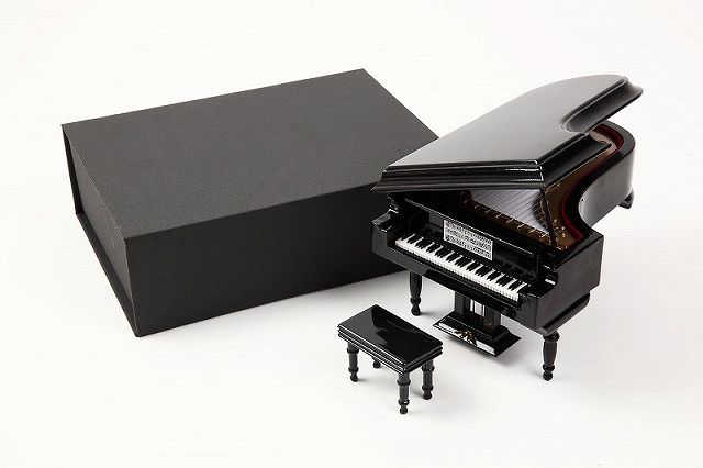 JANコード　4580229085898商品種別　ミニチュア楽器材質　木製サイズ　高さ10〜15cm×奥行18cm付属品　ケース付カラー　黒備考　音は鳴りません。黒いケースは同等品と変更になる事があります。