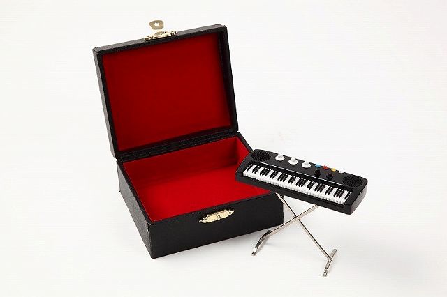 JANコード　4580229085942商品種別　ミニチュア楽器材質　プラスチックサイズ　9×3.5×8cm付属品　ケース付カラー　黒備考　音は鳴りません。黒いケースは同等品と変更になる事があります。
