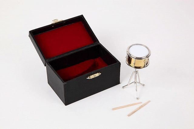 JANコード　4580229086000商品種別　ミニチュア楽器材質　金属製サイズ　9×5×5cm付属品　ケース付カラー　ゴールド備考　音は鳴りません。黒いケースは同等品と変更になる事があります。