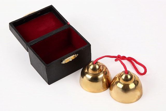 JANコード　4580229086116商品種別　ミニチュア楽器材質　ブラス製サイズ　直径4.7×4cm付属品　ケース付カラー　ゴールド備考　音は鳴ります。ブラス（真鍮製）ですので、サビ等はあります。黒いケースは同等品と変更になる事があります。