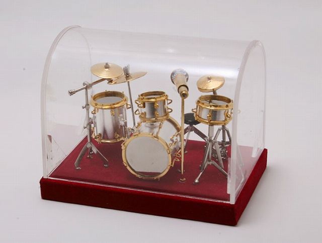 JANコード　4580229086147商品種別　ミニチュア楽器材質　金属製サイズ　11×13.5×10cm付属品　ケース付カラー　シルバー備考　音は鳴りません。アクリルケースは同等品と変更になる事があります。