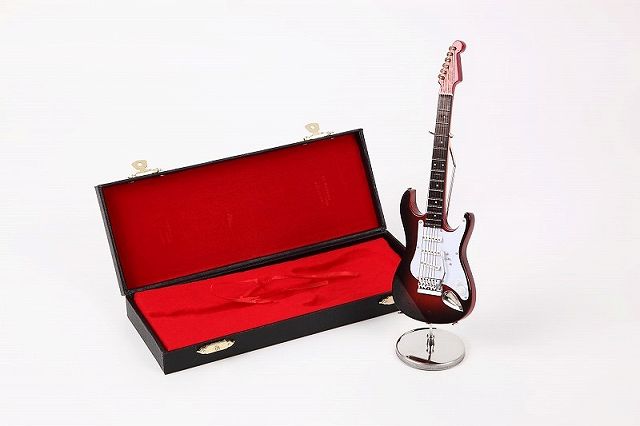 JANコード　4580229086369商品種別　ミニチュア楽器材質　木製サイズ　全長20cm付属品　ケース、スタンド付カラー　茶色備考　音は鳴りません。黒いケースは同等品と変更になる事があります。