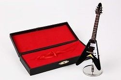 JANコード　4580229086406商品種別　ミニチュア楽器材質　木製サイズ　全長15cm付属品　ケース、スタンド付カラー　黒備考　音は鳴りません。黒いケースは同等品と変更になる事があります。