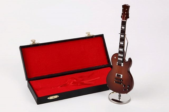 JANコード　4580229086468商品種別　ミニチュア楽器材質　木製サイズ　全長20cm付属品　ケース、スタンド付カラー　茶色備考　音は鳴りません。黒いケースは同等品と変更になる事があります。