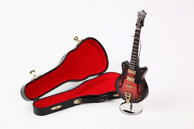 JANコード　4580229086482商品種別　ミニチュア楽器材質　木製サイズ　全長15cm付属品　ケース、スタンド付カラー　濃茶備考　音は鳴りません。黒いケースは同等品と変更になる事があります。