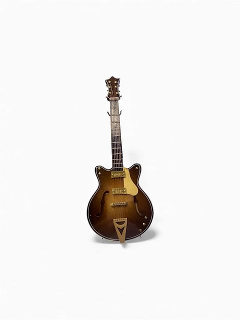 JANコード　4580229086512商品種別　ミニチュア楽器材質　木製サイズ　全長20cm付属品　ケース、スタンド付カラー　茶色備考　音は鳴りません。黒いケースは同等品と変更になる事があります。