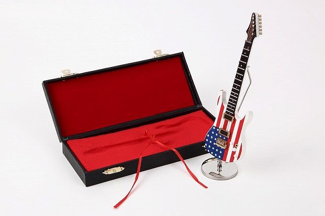 JANコード　4580229086550商品種別　ミニチュア楽器材質　木製サイズ　全長17cm付属品　ケース、スタンド付カラー　アメリカ国旗備考　音は鳴りません。黒いケースは同等品と変更になる事があります。