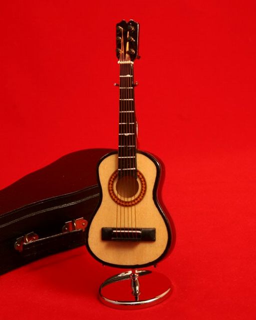 JANコード　4580229086642商品種別　ミニチュア楽器材質　木製サイズ　全長25cm付属品　ケース、スタンド付カラー　ナチュラル備考　音は鳴りません。黒いケースは同等品と変更になる事があります。
