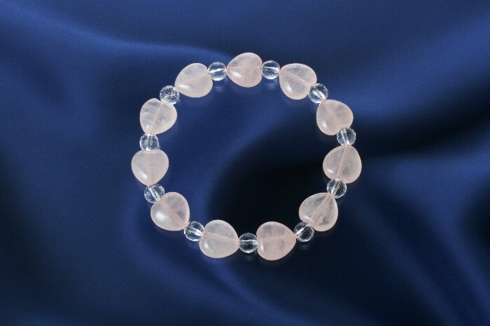 白水晶　　　11個（6mm珠/128面カット） ローズクォーツ　　11個（12×12mm/ハートカット） [サイズ]約18cm（内周） [重量]約19g [中糸]ポリウレタンゴム [付属品]専用巾着袋、ハッピー・幸運カード [生産国]日本 ...