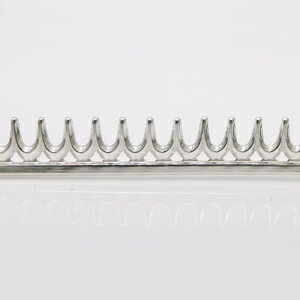 石枠に巻いてデコレイトしたり、そのまま石に巻いて石枠として使用したりできます。 使い方はアイデア次第でいろいろ広がります。 幅：最大約5.2mm 厚み：約0.8mm