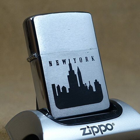 1980年製ヘアライン仕上げのNo.200 Regular Brush Finish Chromeベース アメリカ/ニューヨークの街並みのシルエットがエッチング＆ペイント加工された逸品です。 経年変化による多少の焼けや汚れがありますが紙製ケ...