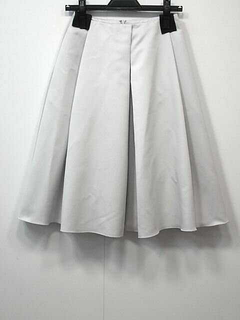 ●ランク：A ●サイズ：36　(実寸)W29cm ●備　考：裏地有り 　　　　　表地−ポリエステル100％ 　　　　　裏地−ポリエステル100％ 　　　　　スカート丈62cm　 　　　　　ライトグレイのタックフレアスカート。 　　　　　お上...